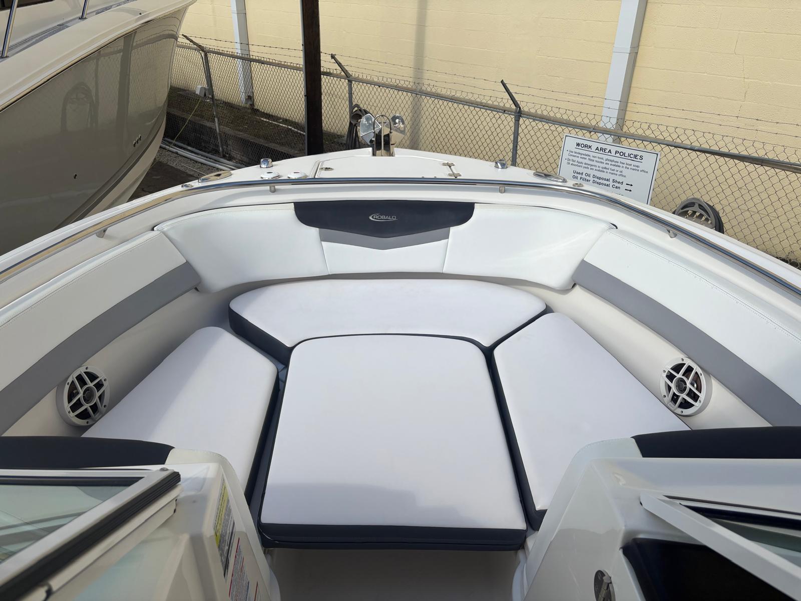 2021 ROBALO R247 - Bob Hewes Boats | Florida Boat Sales
