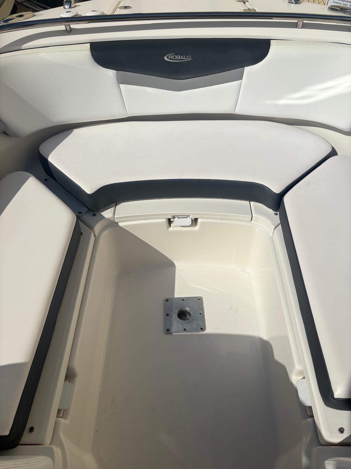 2021 ROBALO R247 - Bob Hewes Boats | Florida Boat Sales