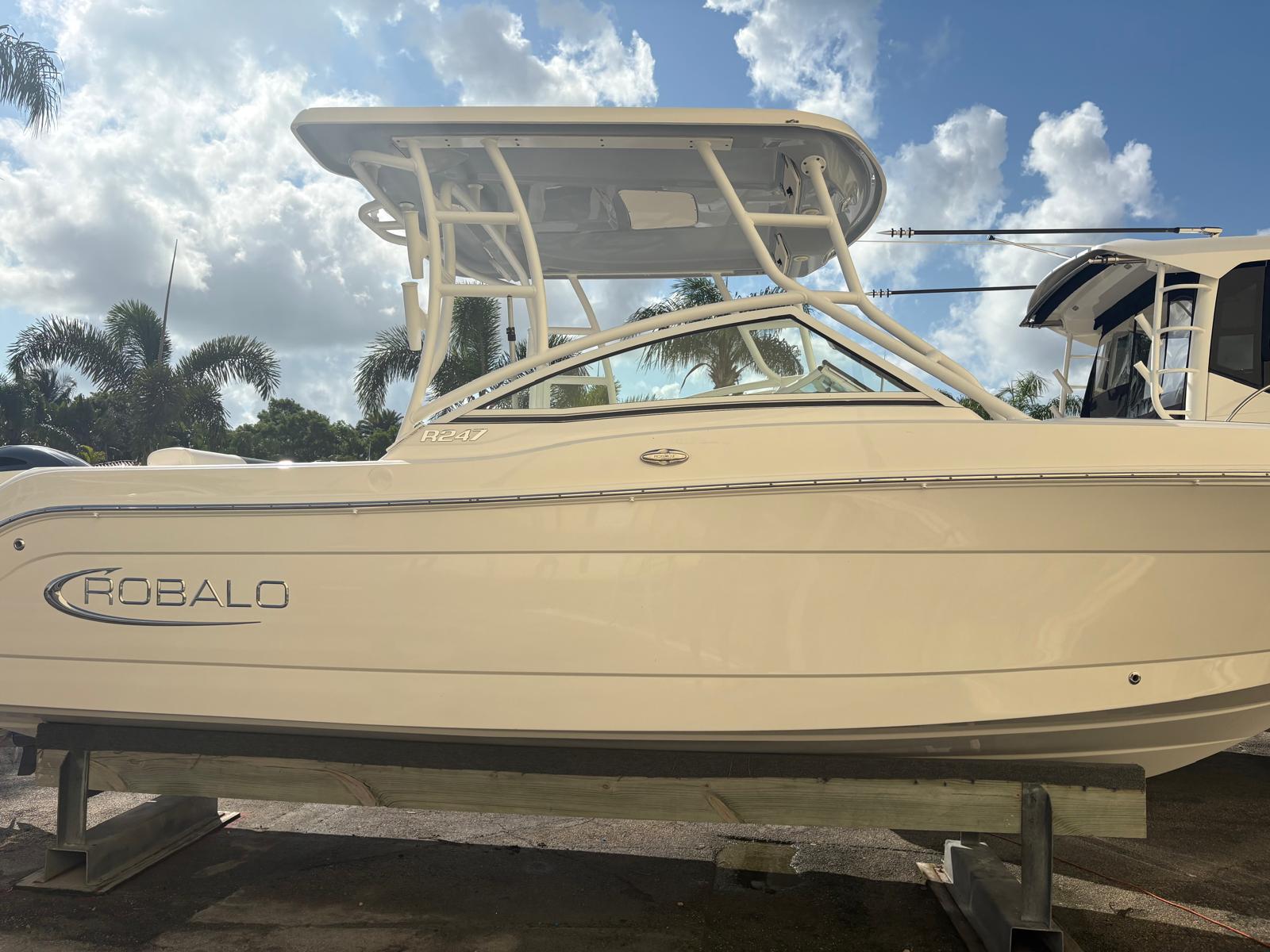 2021 ROBALO R247 - Bob Hewes Boats | Florida Boat Sales